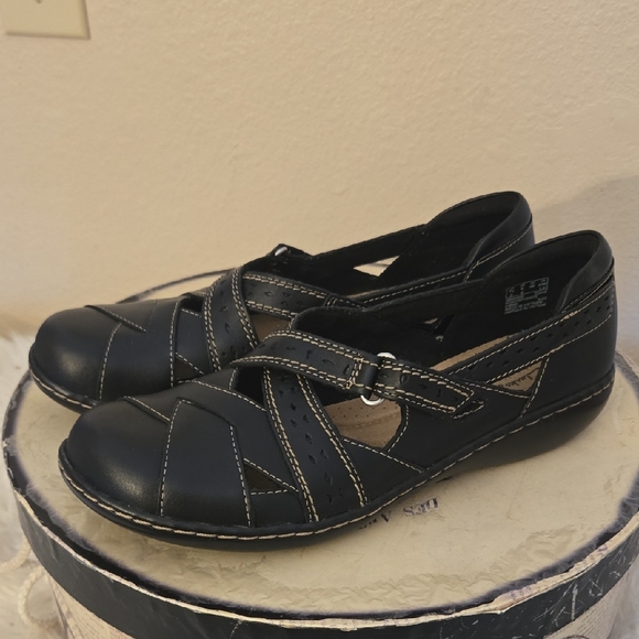 Clarks | Shoes | Clarks Leather Flats With Woven Design | Poshmark